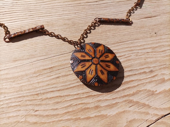 Vintage Carved Wooden Flower Pattern Pendant With Mat… - Gem