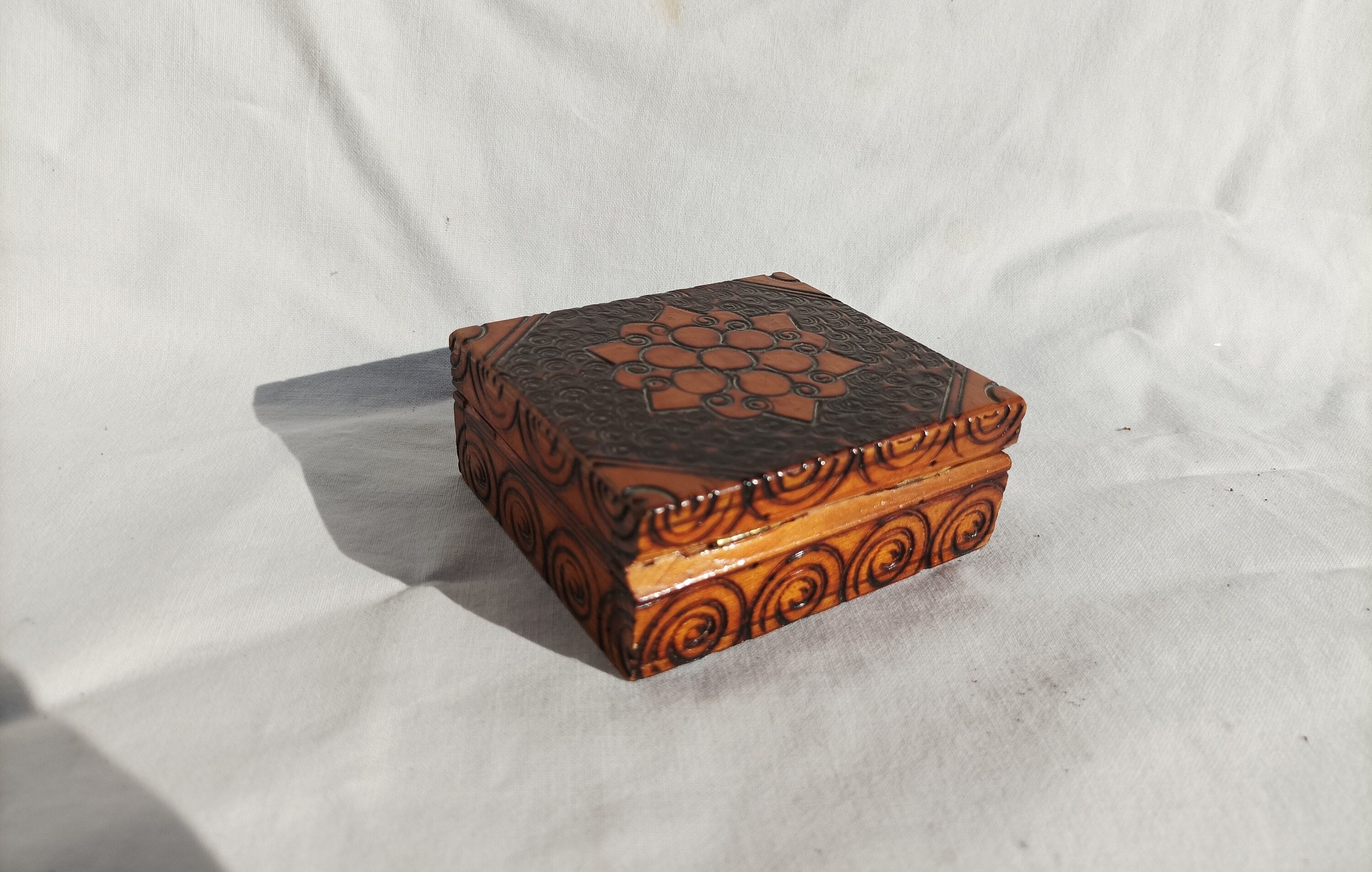 Vintage Small Wooden Pyrography Box, Old Jewelry Holder, Tabac ...