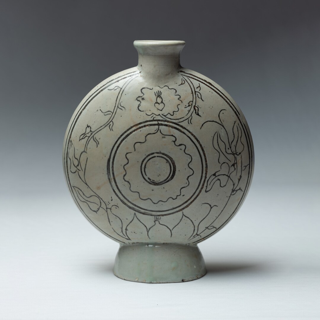 Early Joseon Buncheong Antique Flat Bottle With Flower Pattern Inlay 분청 ...