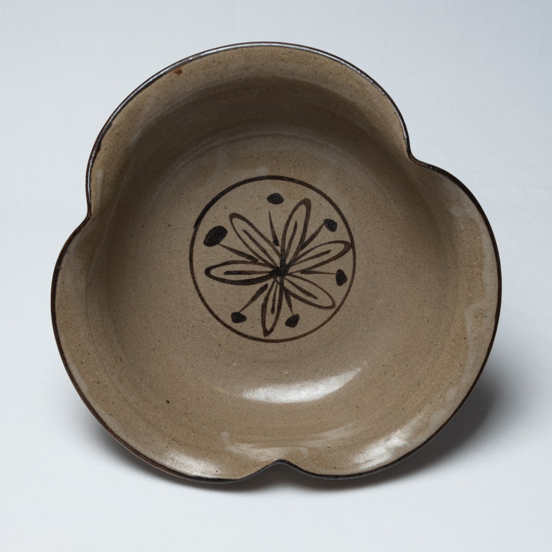 E-garatsu Serving Bowl With Painted Flower Decoration 絵唐津大鉢 - Etsy