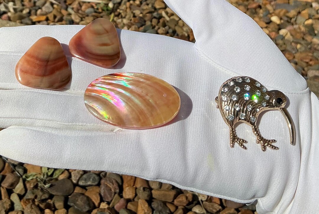 New Zealand Pink Mussel Shell Set of Jewellery: Oval Brooch & Triangle ...