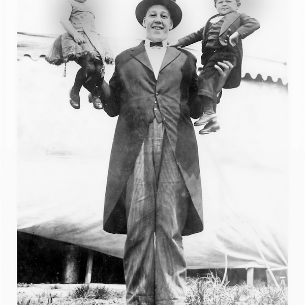 Sideshow Performer - Etsy