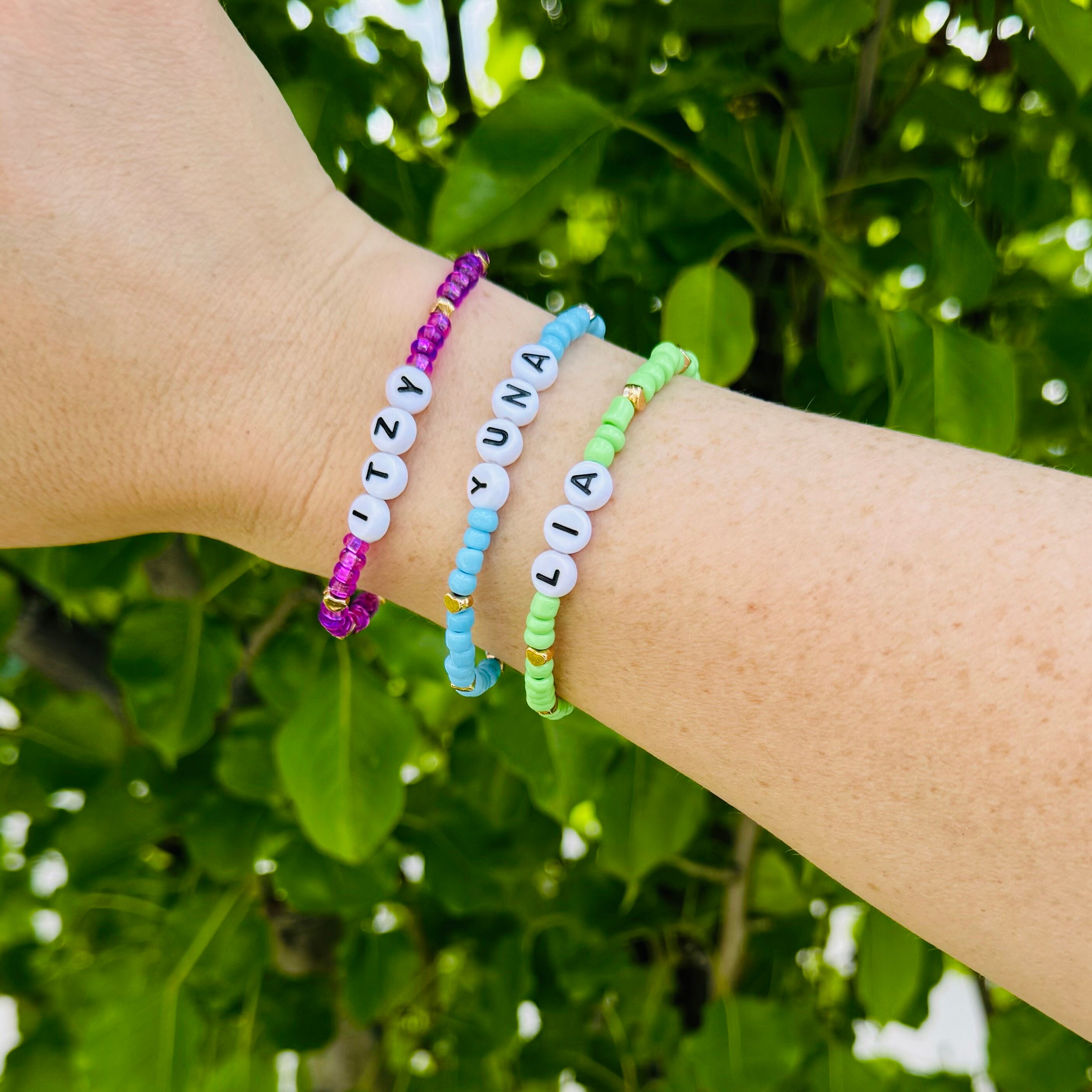 ITZY Bracelet With Gold Hearts - Custom Kpop Elastic Bracelet - Etsy