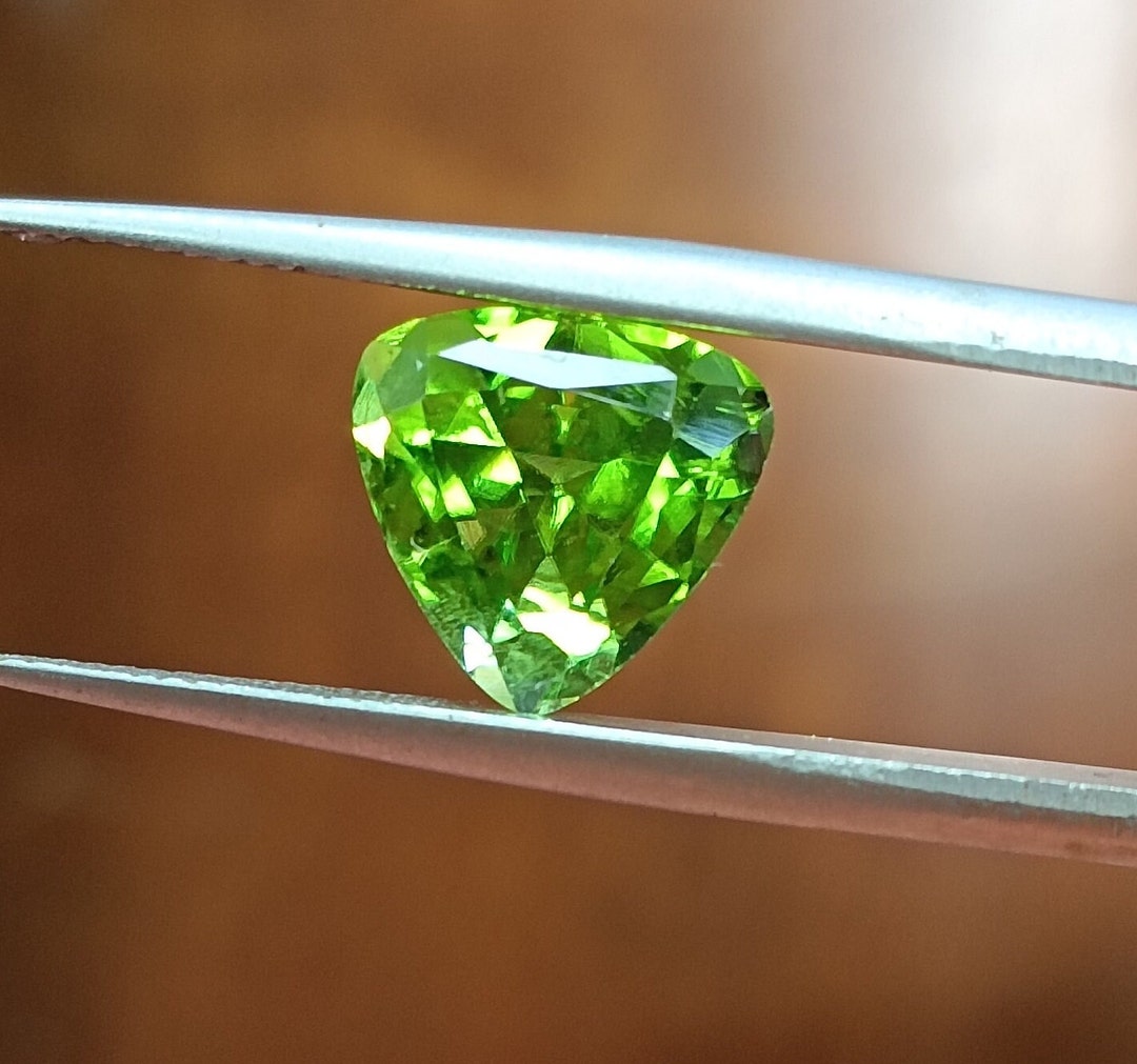 Magnifique Péridot Naturel Brillant De 3,95 Cts En Forme De Poire Avec ...
