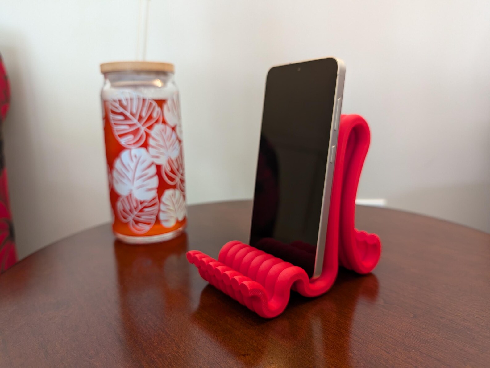 Retro Wavy Phone Stand: 3D Printed Bauhaus Style - Etsy