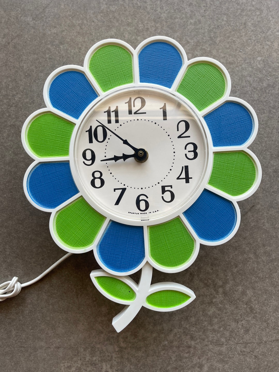 Vintage Spartus Electric Wall Clock Molded Plastic Flower Pop Art ...