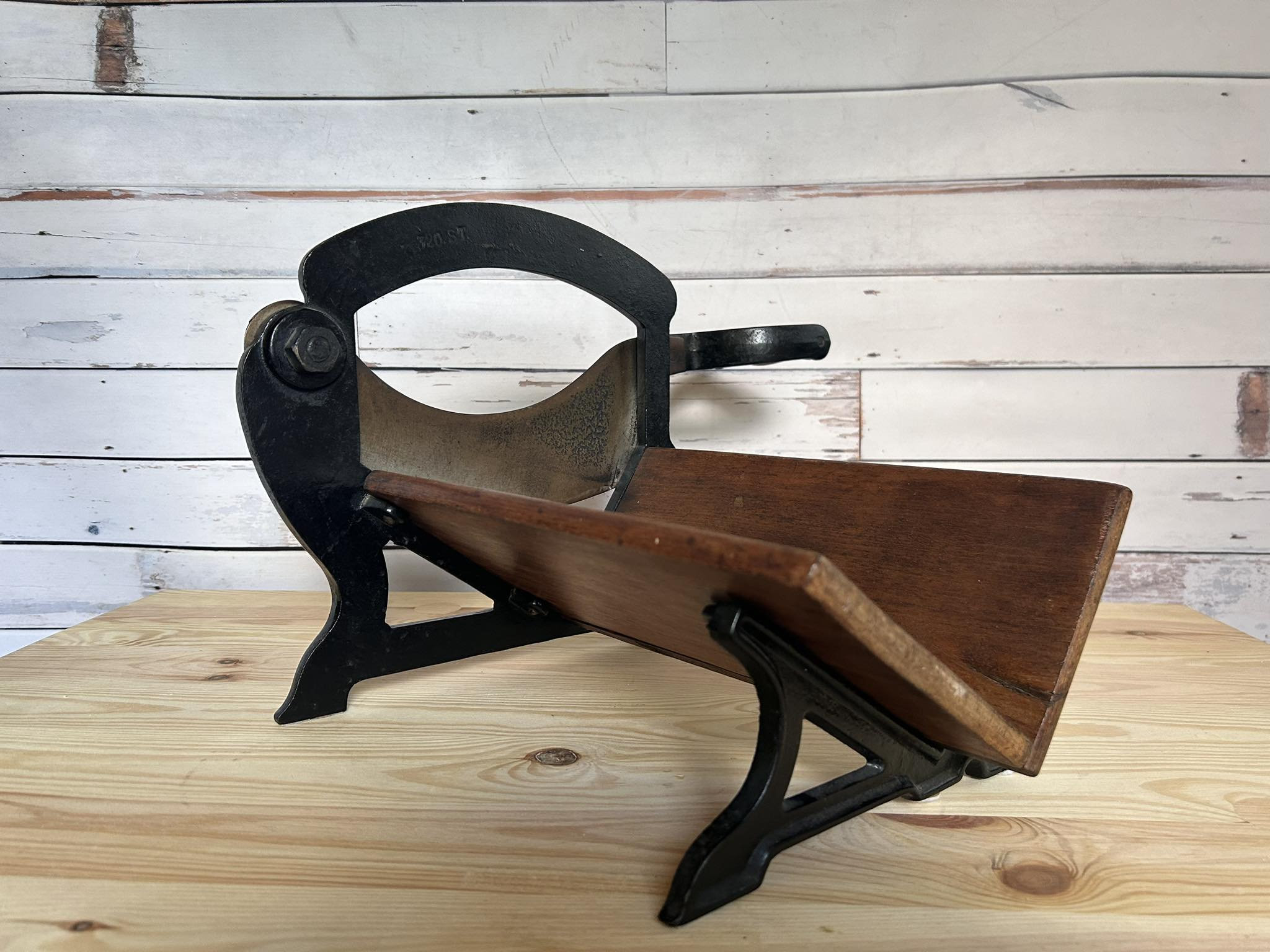 ALEXANDERWERK Antique Bread Cutter, Manual Cast Iron Bread Slicer, Wood ...