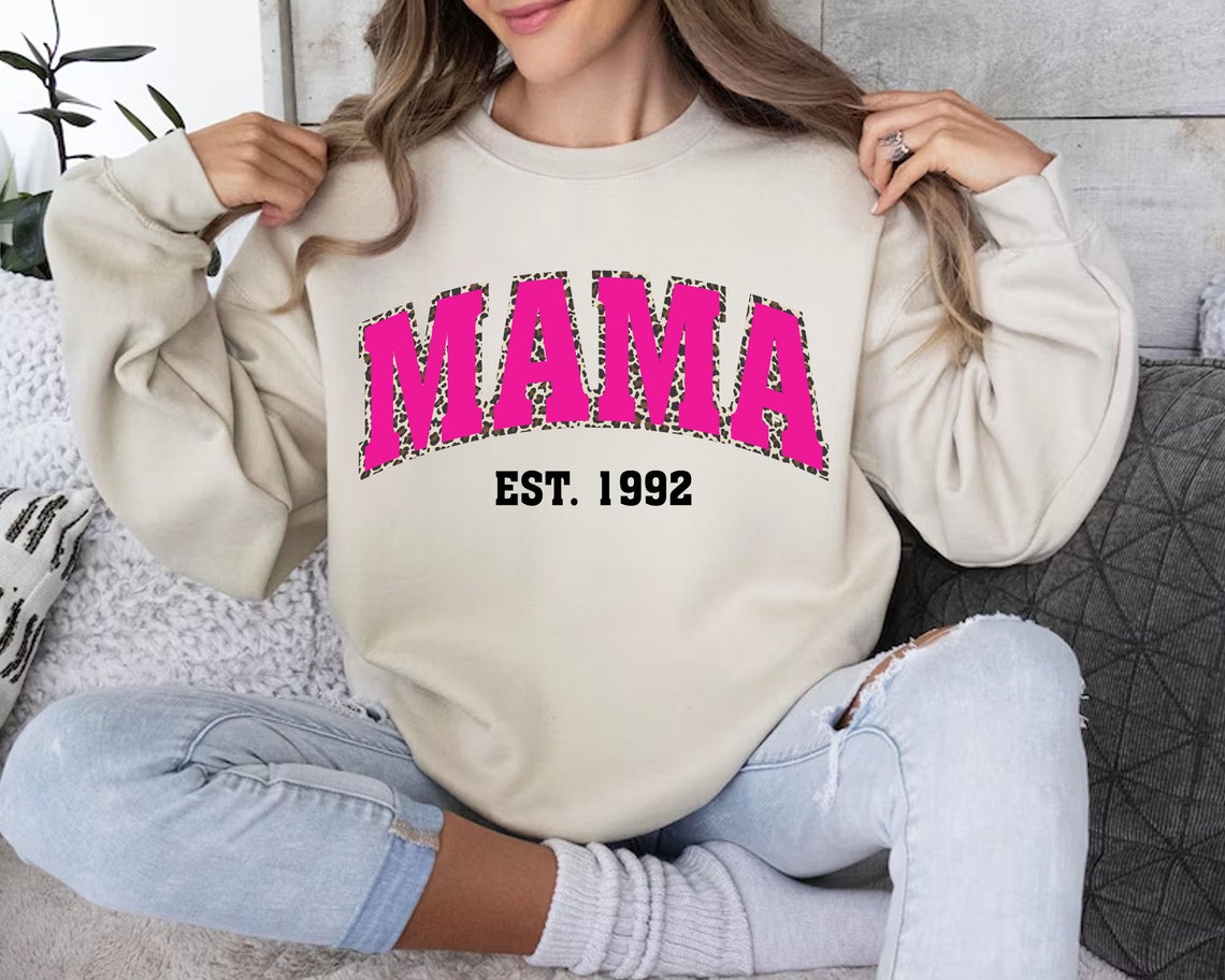 Mama Est Png Mama Varsity Png Mama Varsity Arched Png Mama Varsity ...