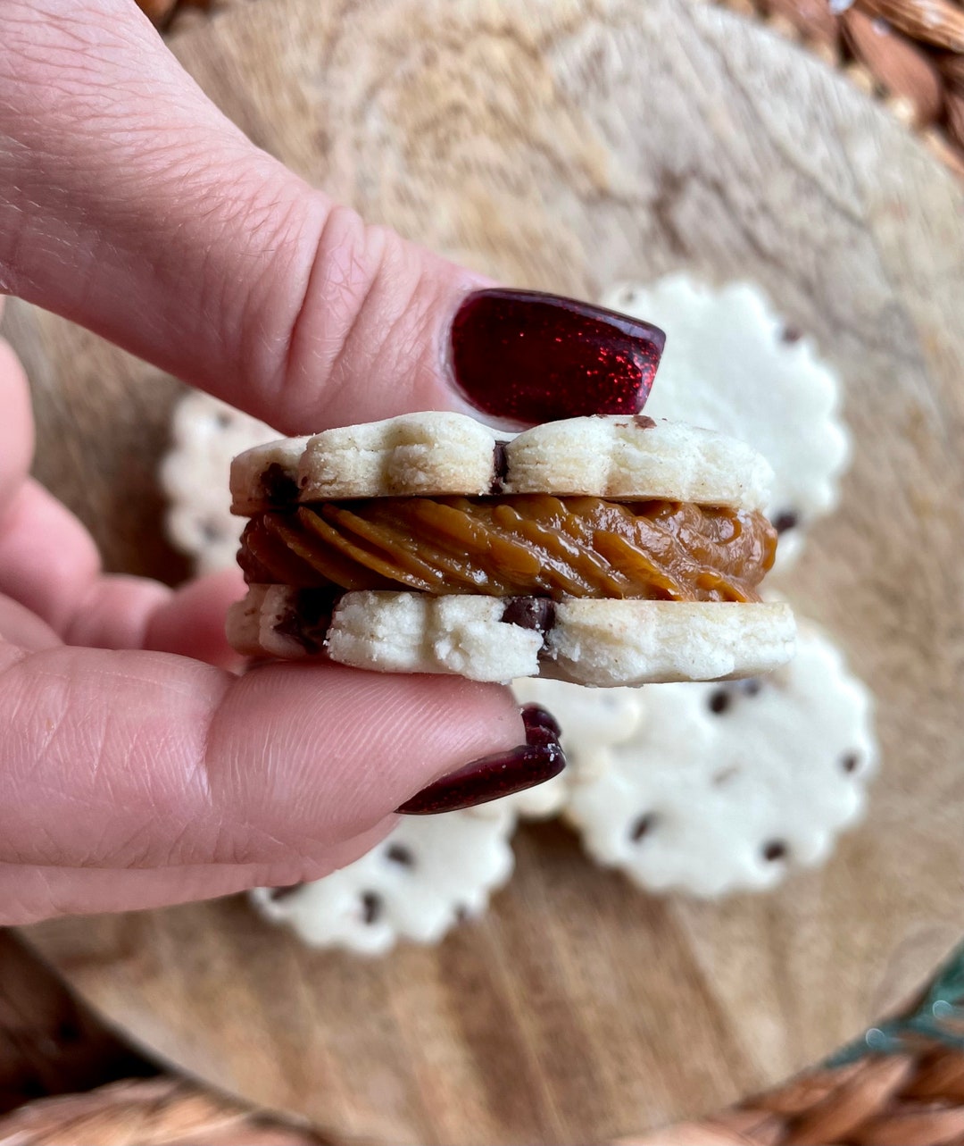Alfa Cookies – Dulce De Leche Filled Alfajores With Chocolate Chips ...