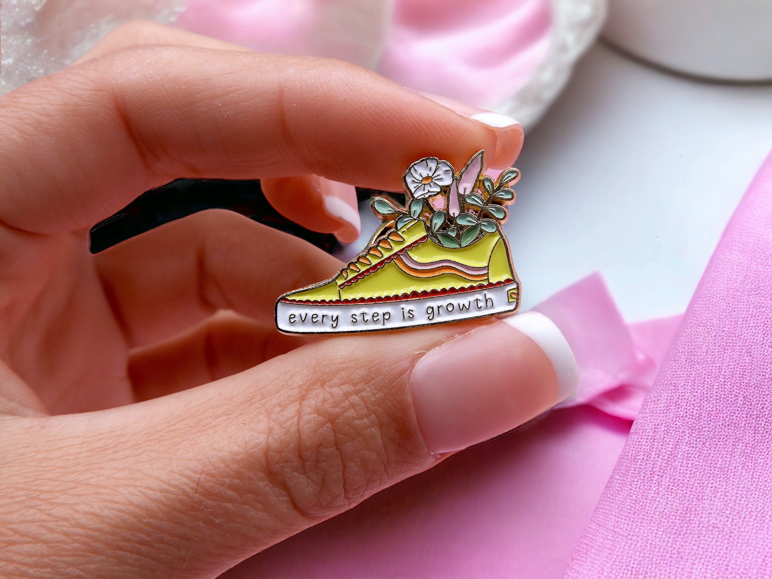 Pin's Broche Email Chaussure Basket Converse Every Step is Groth Chaque ...