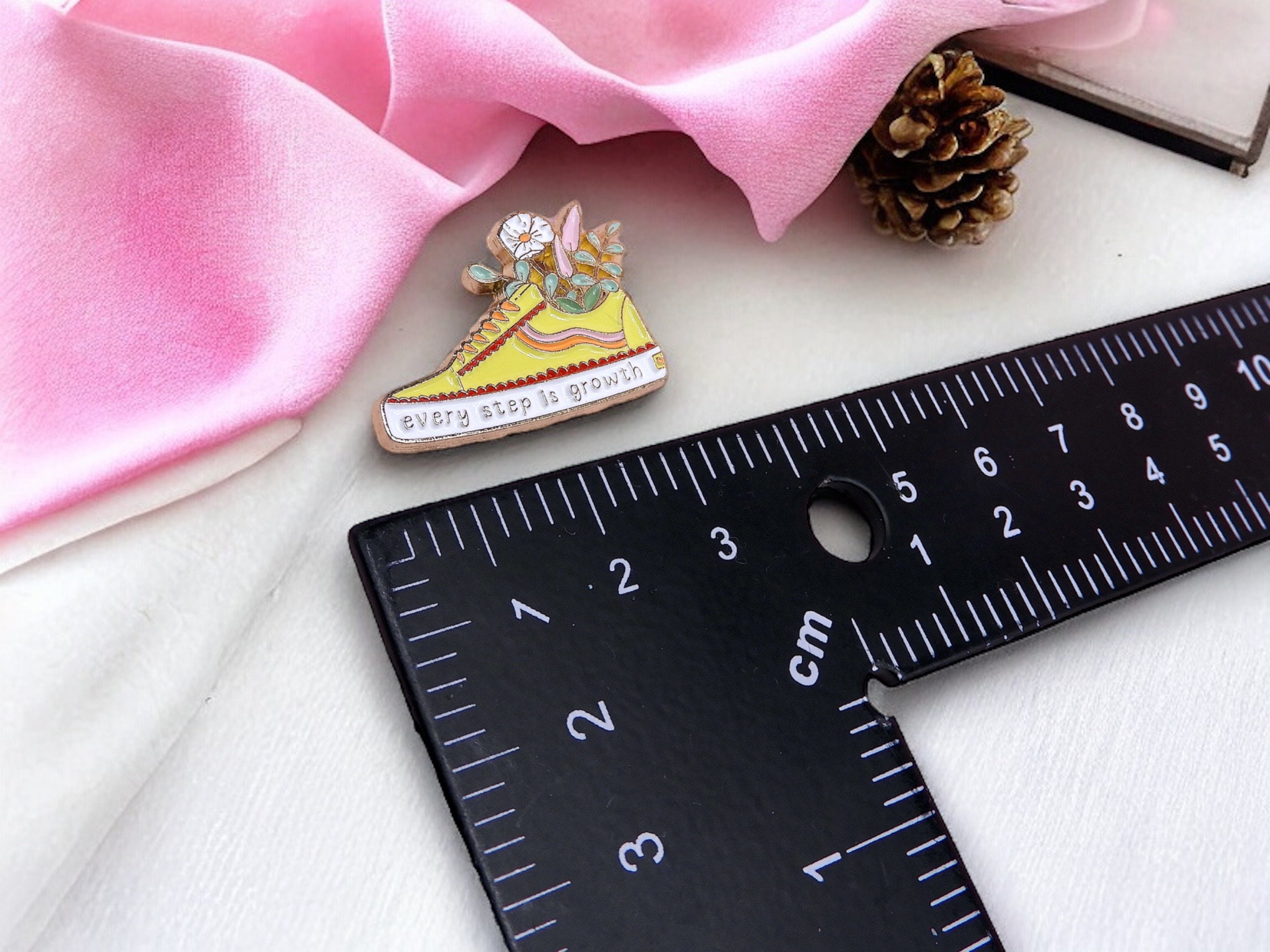 Pin's Broche Email Chaussure Basket Converse Every Step is Groth Chaque ...