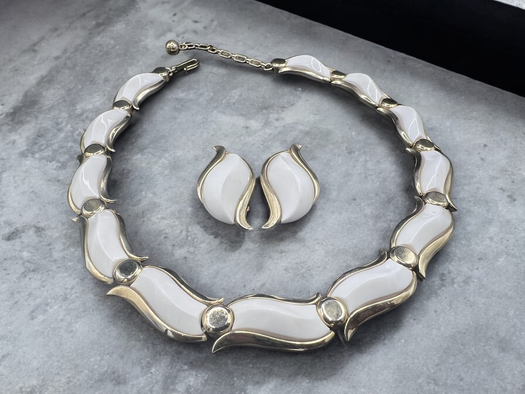 CROWN TRIFARI Signed Vintage 1950's White Thermoset and Trifanium Gold ...