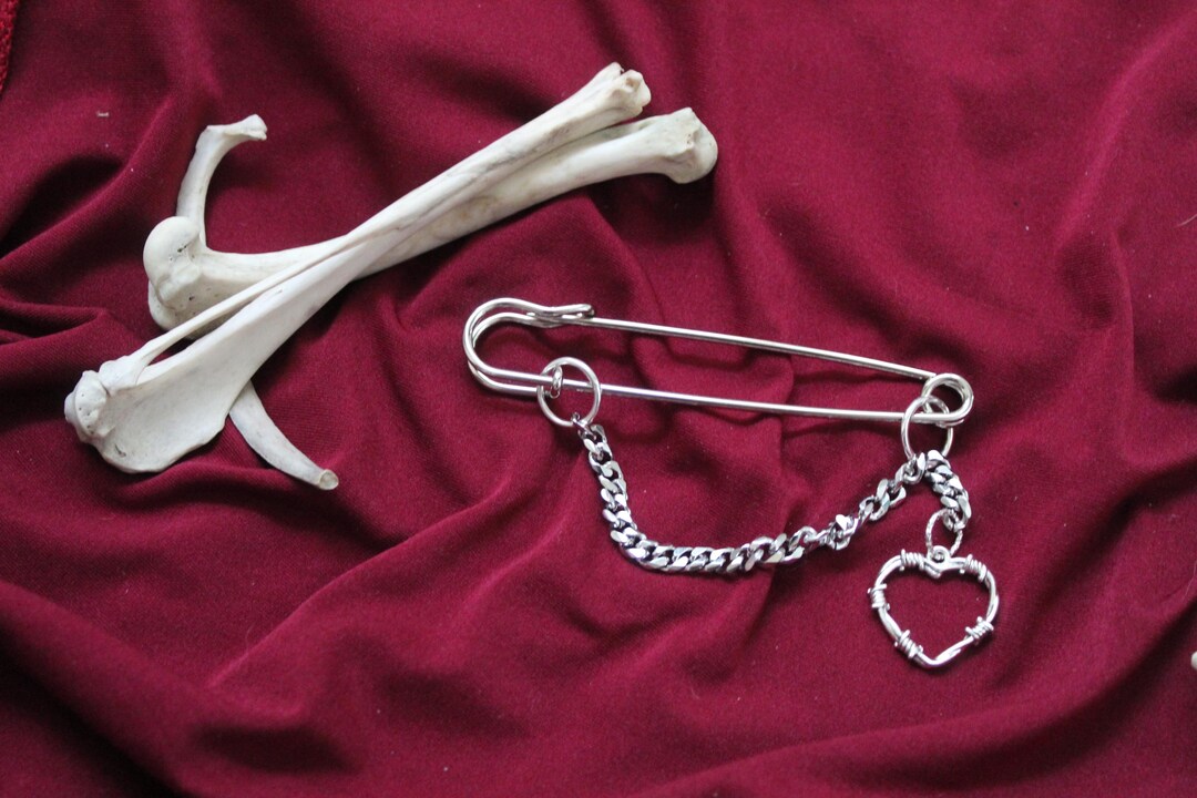 Barbed Wire Heart Safety Pin/ Chain Pin / Safety Pin With Heart Dangle ...