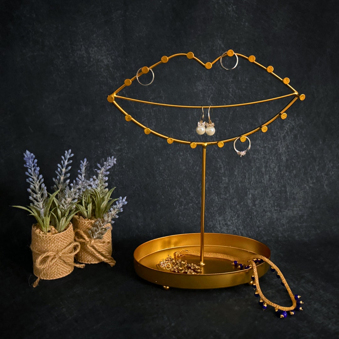 Lips Shaped Elegant Gold Jewellery Stand, Necklace Stand, Earing Stand ...