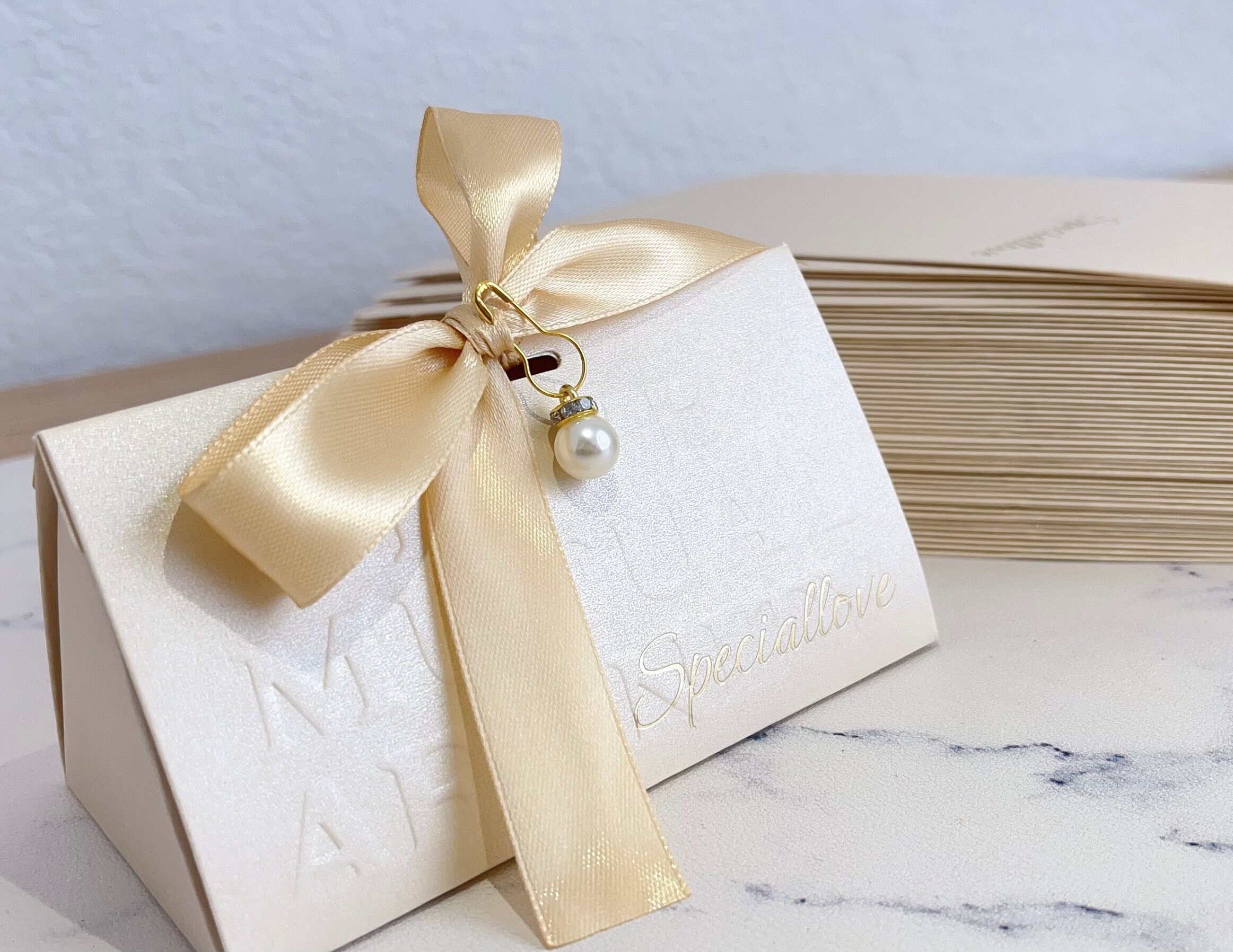 Elegant Wedding Favor Box: Personalized Keepsake, Unique Tokens, Peal ...