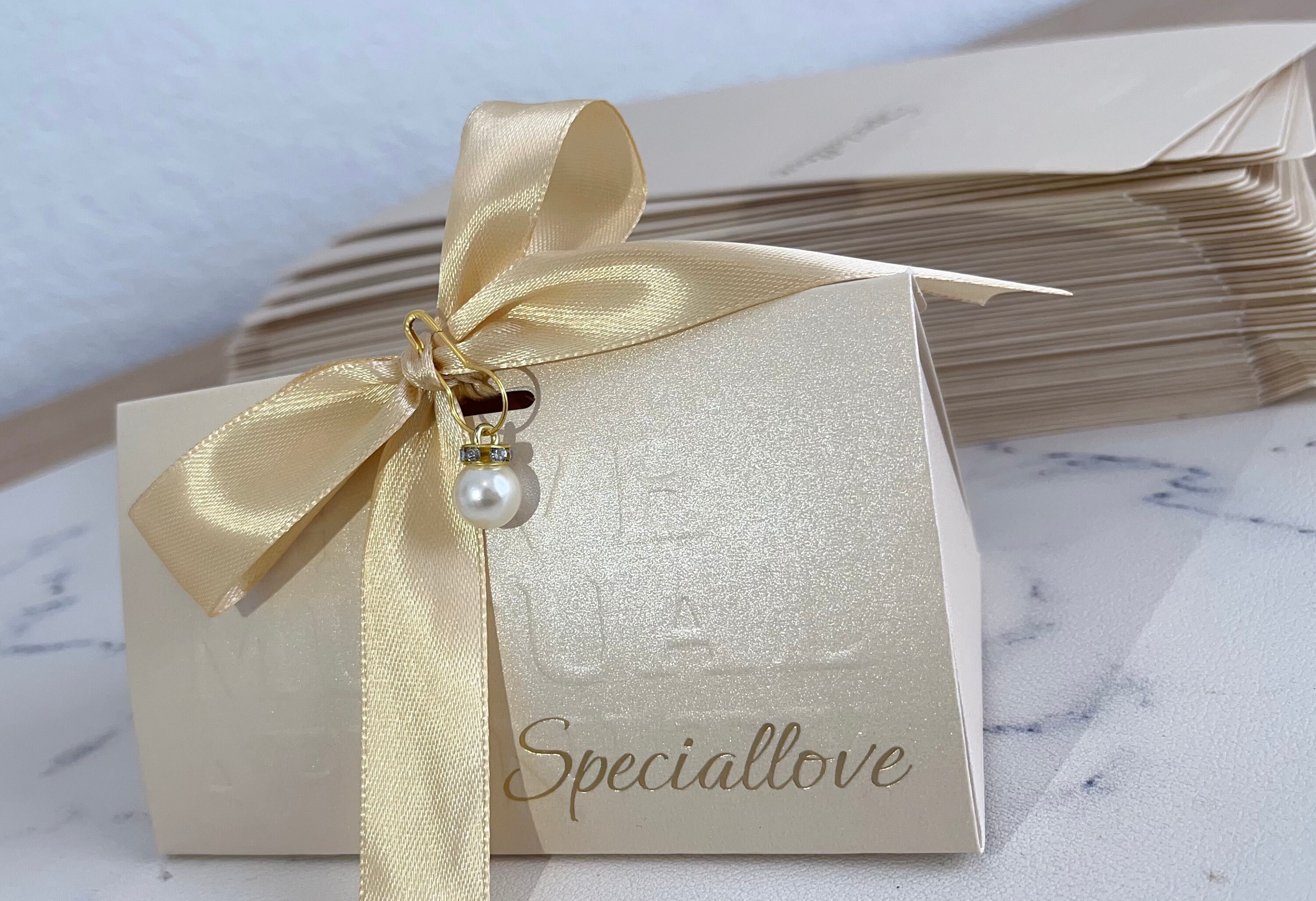 Elegant Wedding Favor Box: Personalized Keepsake, Unique Tokens, Peal ...