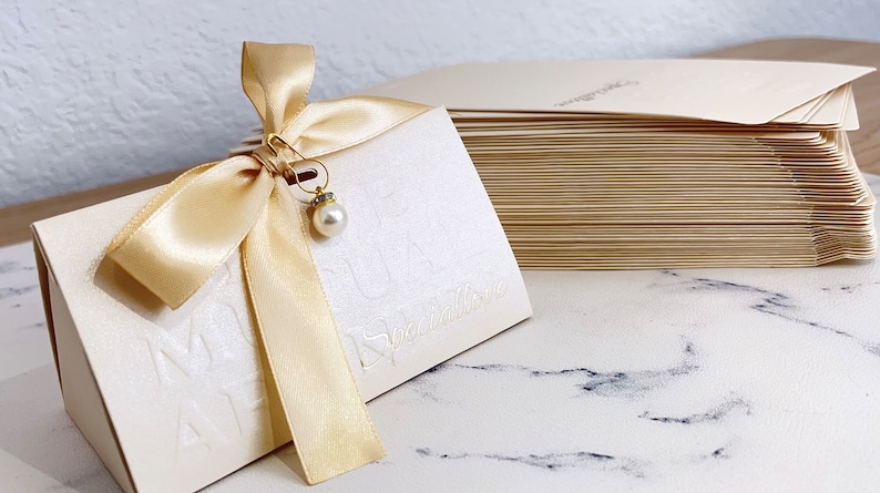 Elegant Wedding Favor Box: Personalized Keepsake, Unique Tokens, Peal ...