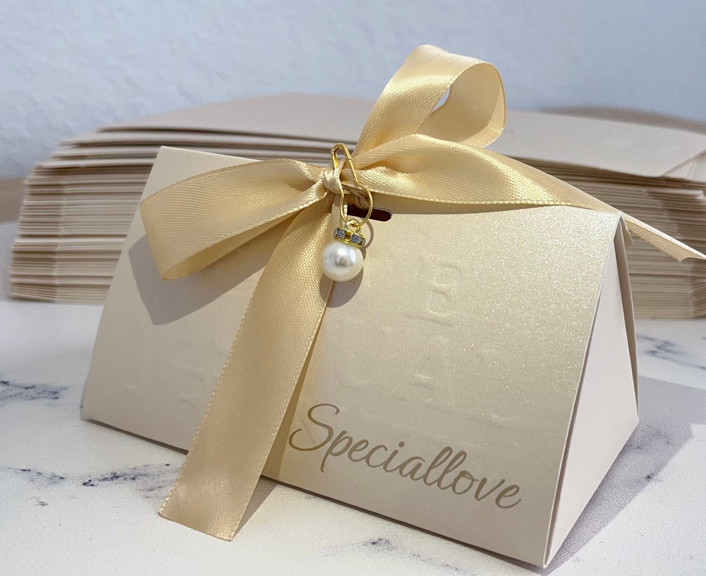 Elegant Wedding Favor Box: Personalized Keepsake, Unique Tokens, Peal ...