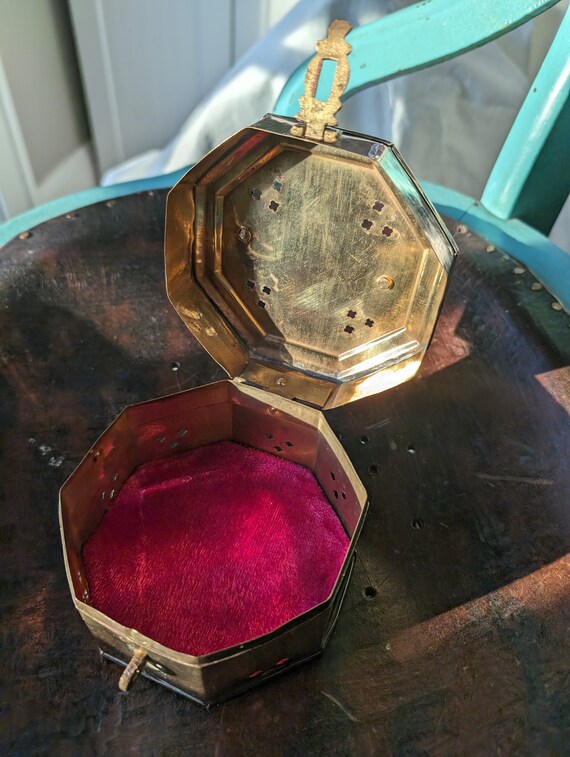 Vintage metal box throat - Gem