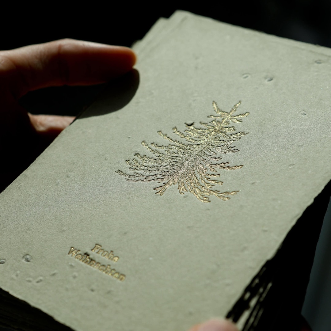 Einpflanzbare Weihnachtskarte aus handgeschöpftem Saatpapier in Grün mit Golddruck Prägedruck ...