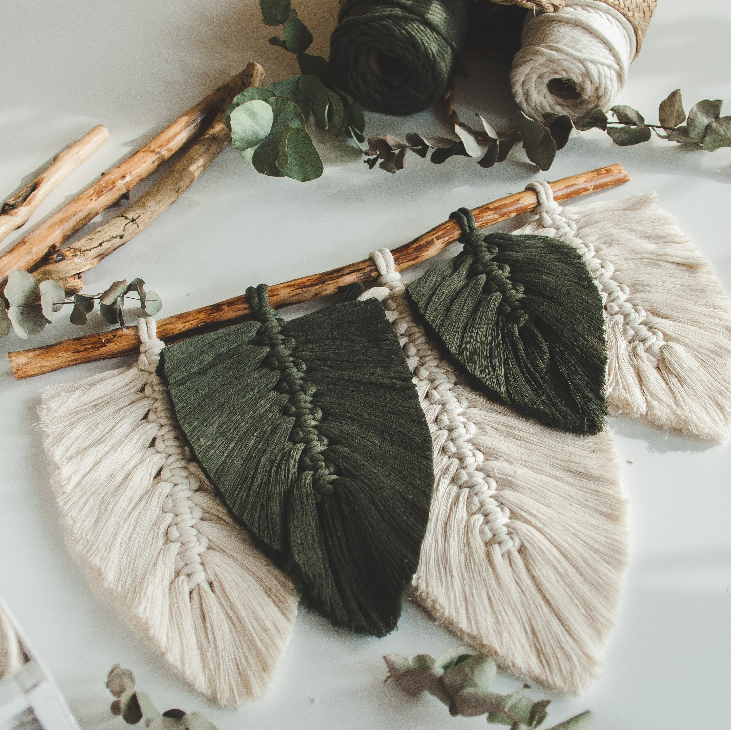 Macrame Pattern Feathers Wall Hanging, Feathers Macrame Video Tutorial ...