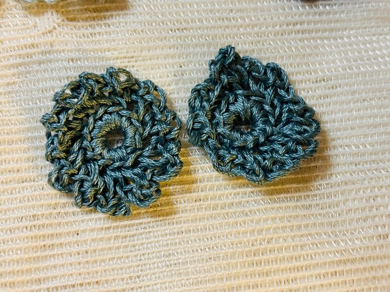 5 Crocheted Button Flowers - Etsy