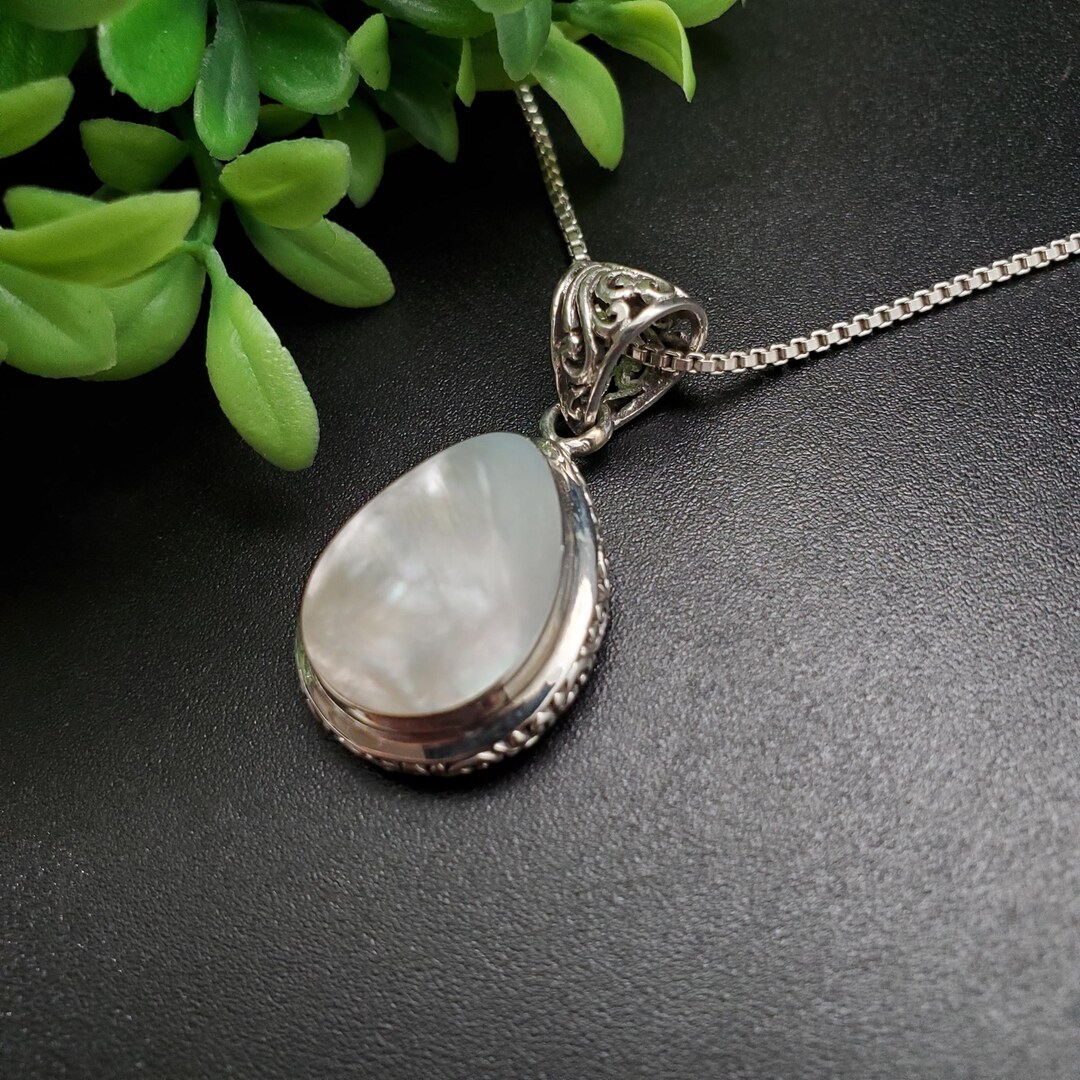 QQ-569 | White Mother of Pearl Necklace Pendant Option With Silver ...