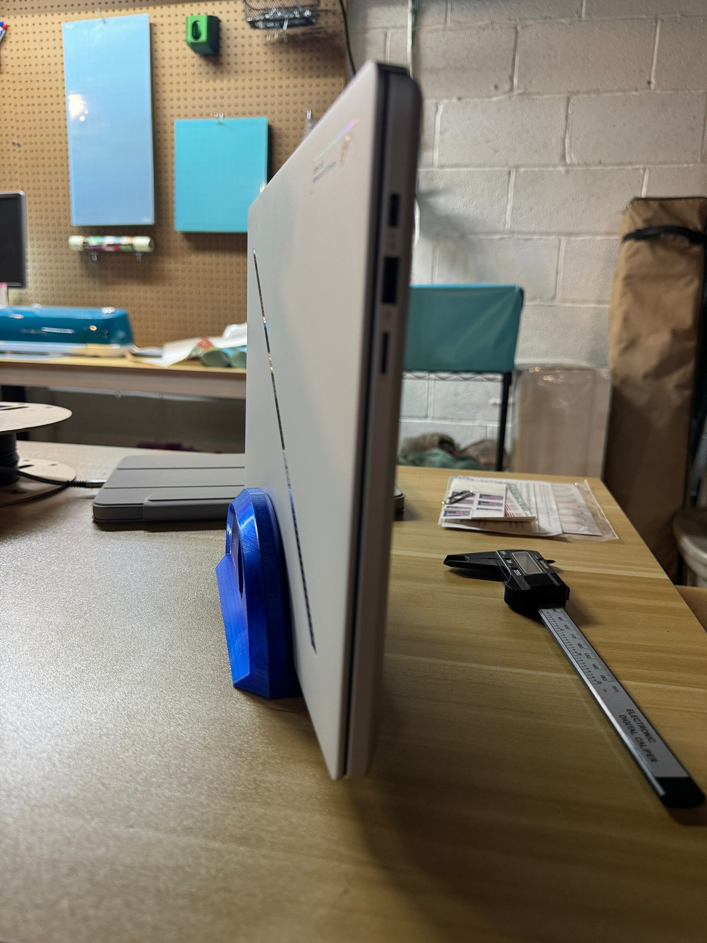Vertical Laptop Dock Stand - MacBook Pro 14/16 (2023-2024) - Asus ROG ...