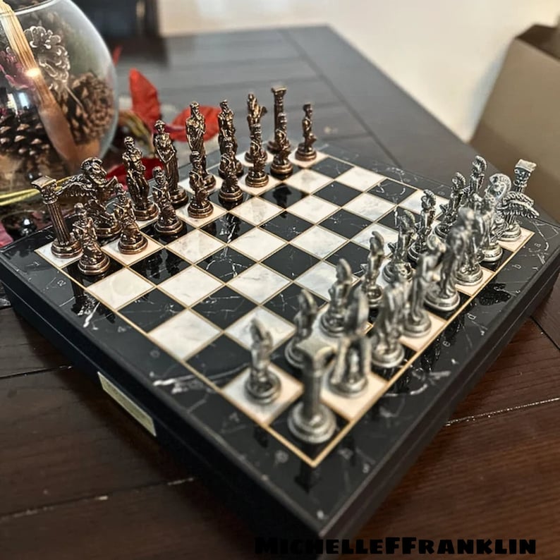 Chess pieces cut out with names - mapleisse