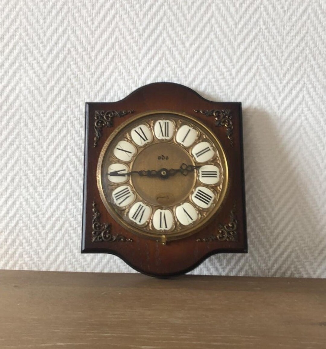 ODO Wall Clock in Rustic Wood With Vintage Quartz / Retro Country Chic ...