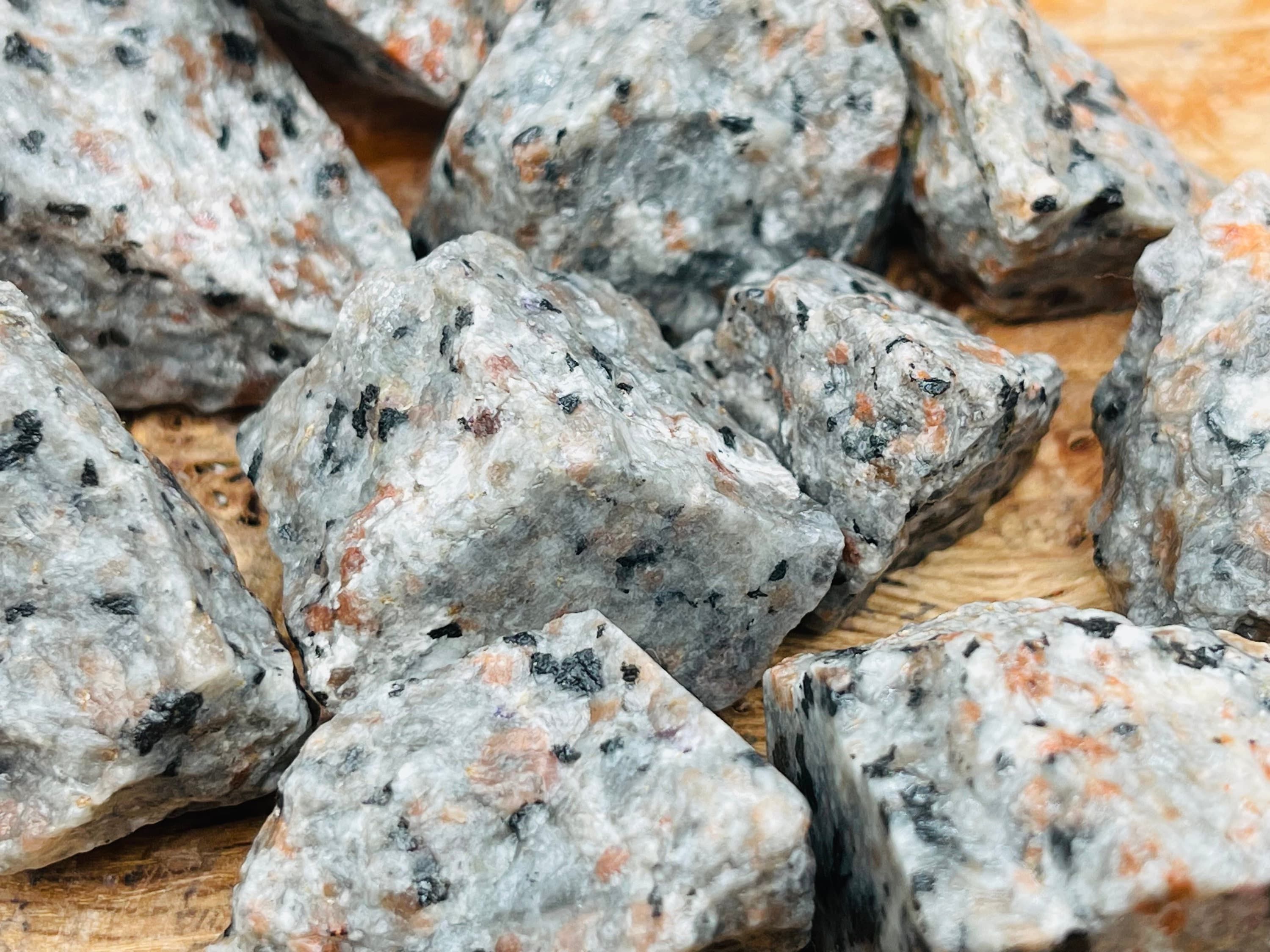 Yooperlite Rough Stone Natural UV Fluorescent Sodalite Crystals Glowing ...