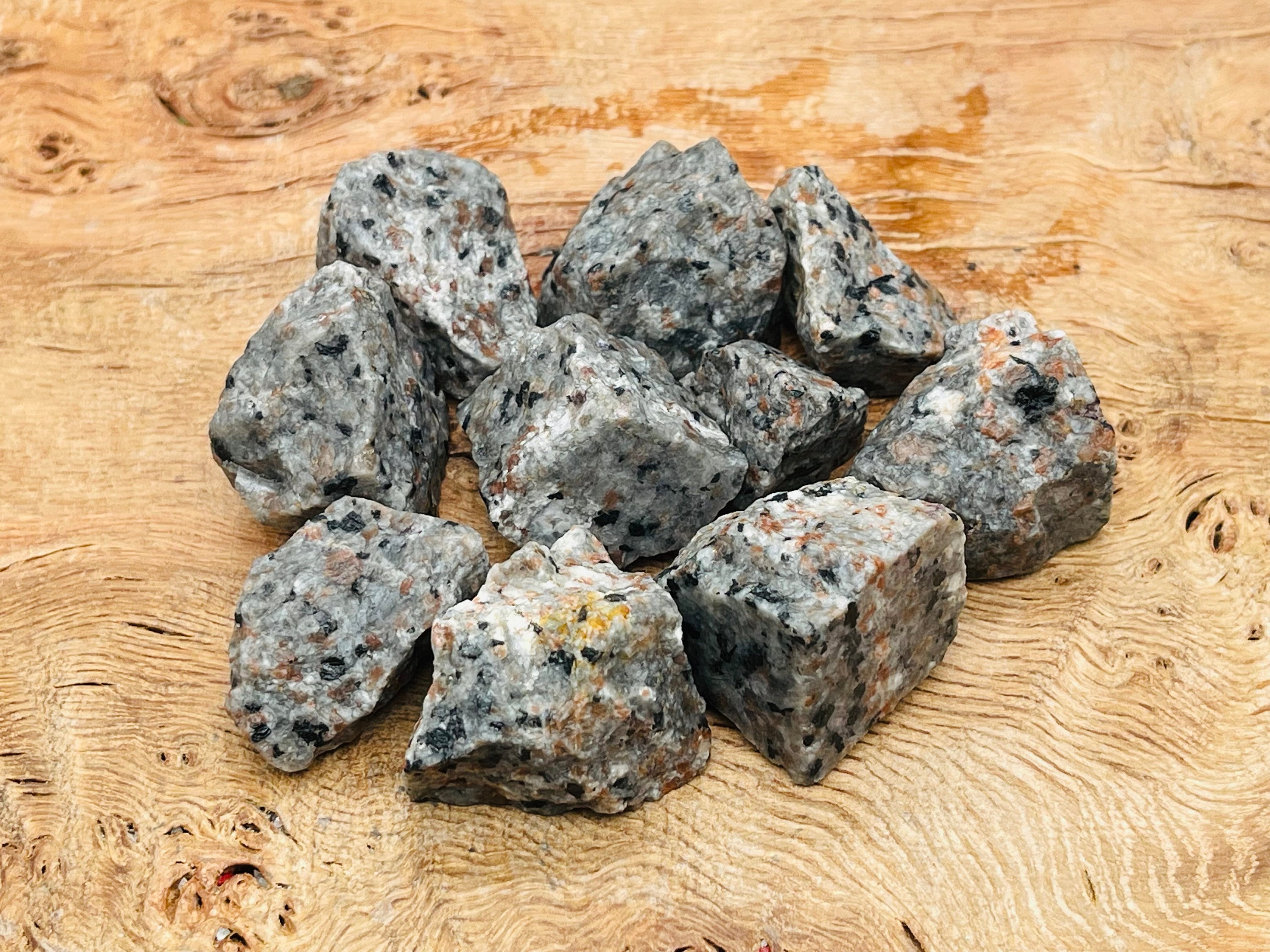 Yooperlite Rough Stone Natural UV Fluorescent Sodalite Crystals Glowing ...