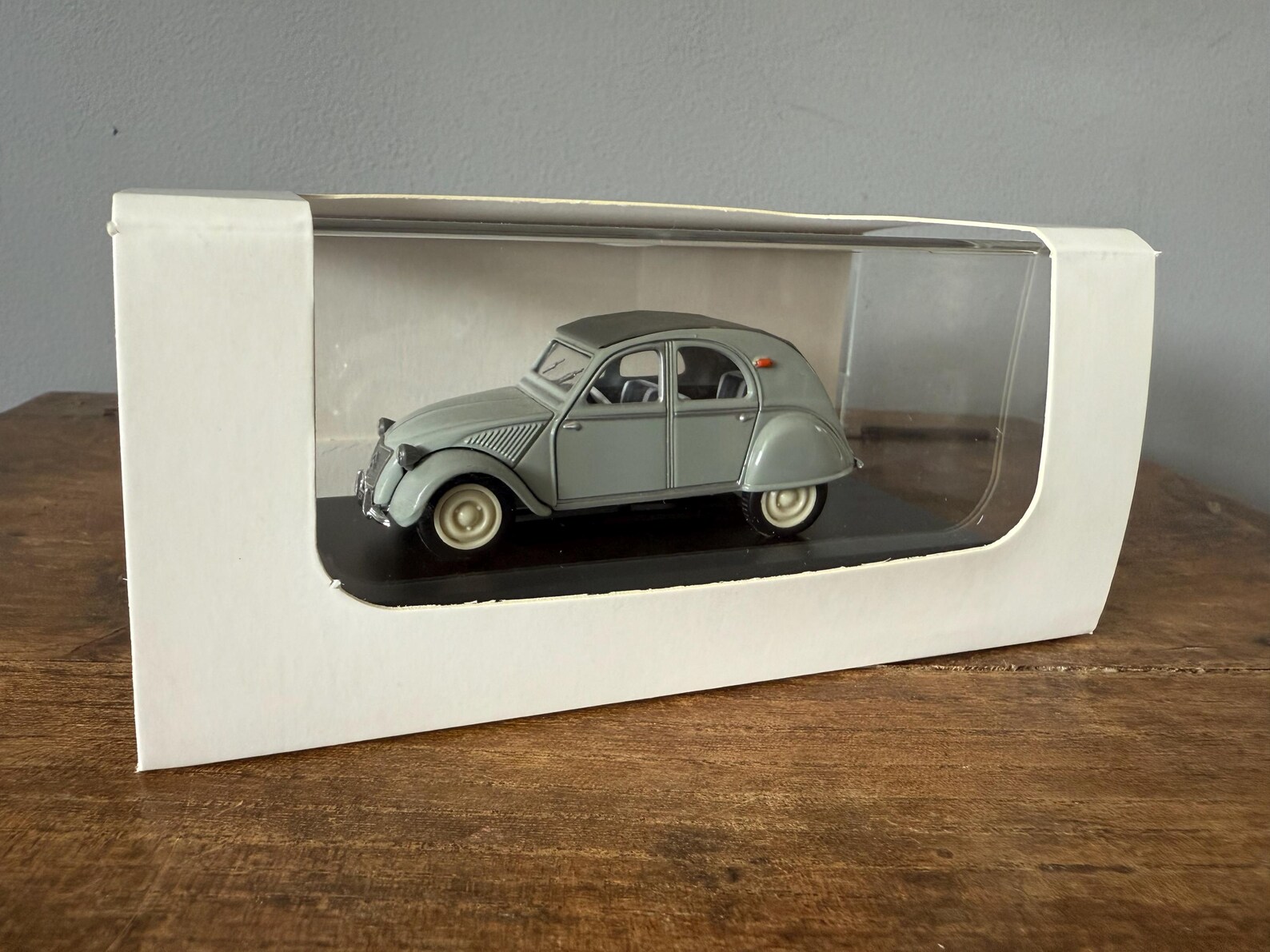 CITROENN 2CV 1957 - montée dans une boîte de présentation, modèle ...
