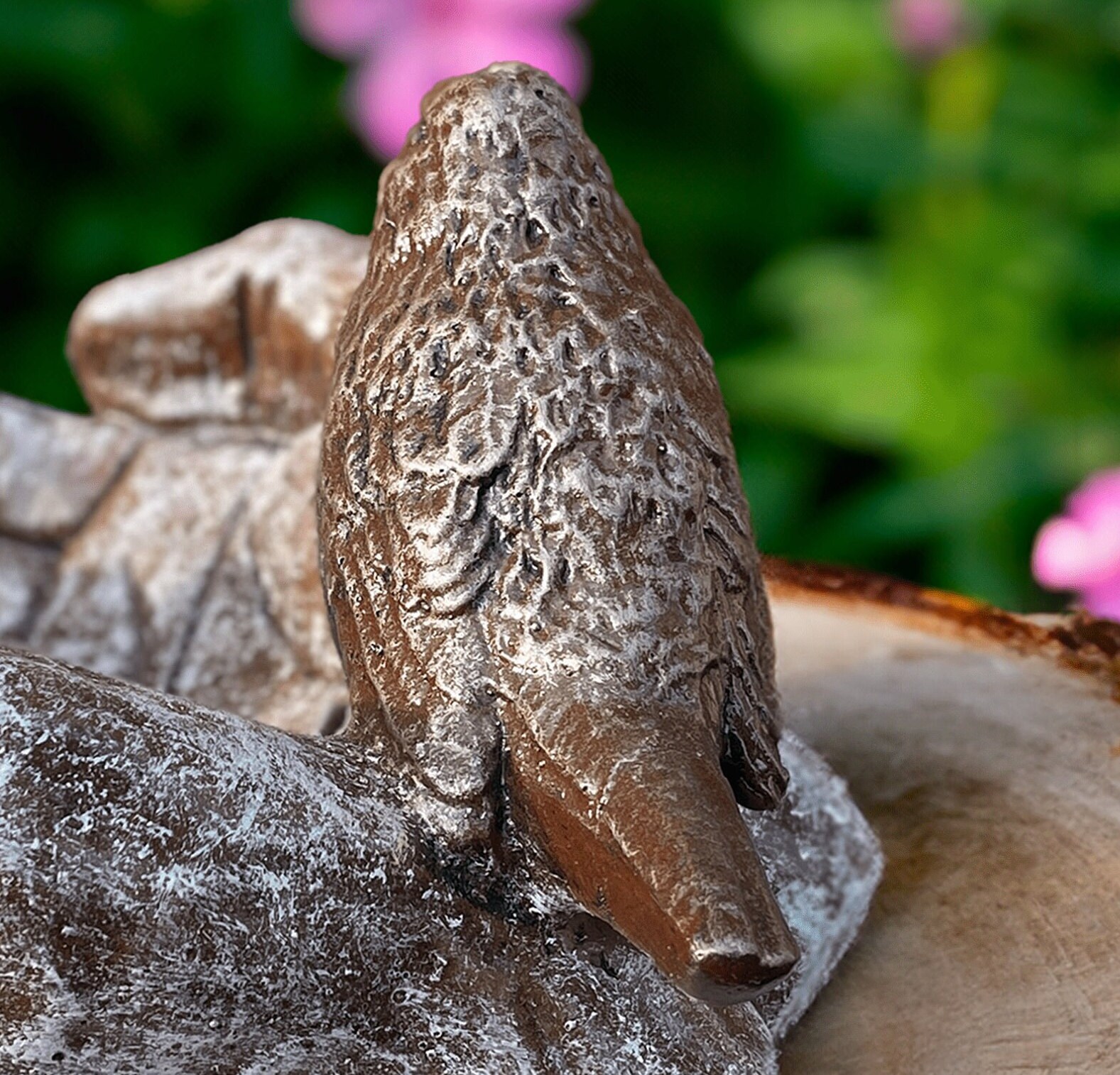 Concrete Robin Sitting on the Hands Statue Cement Fat Bird Statue Stone ...