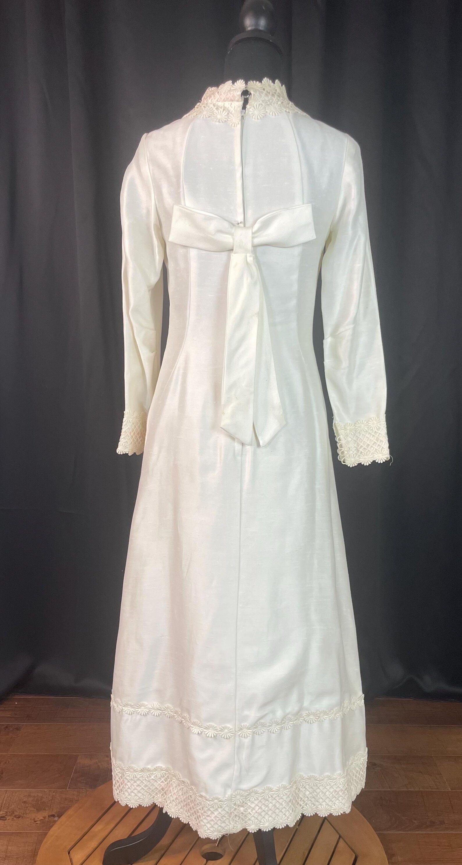 The CHRISTIE Wedding Dress (S): 1960s Daisy Trimmed Gown With ...
