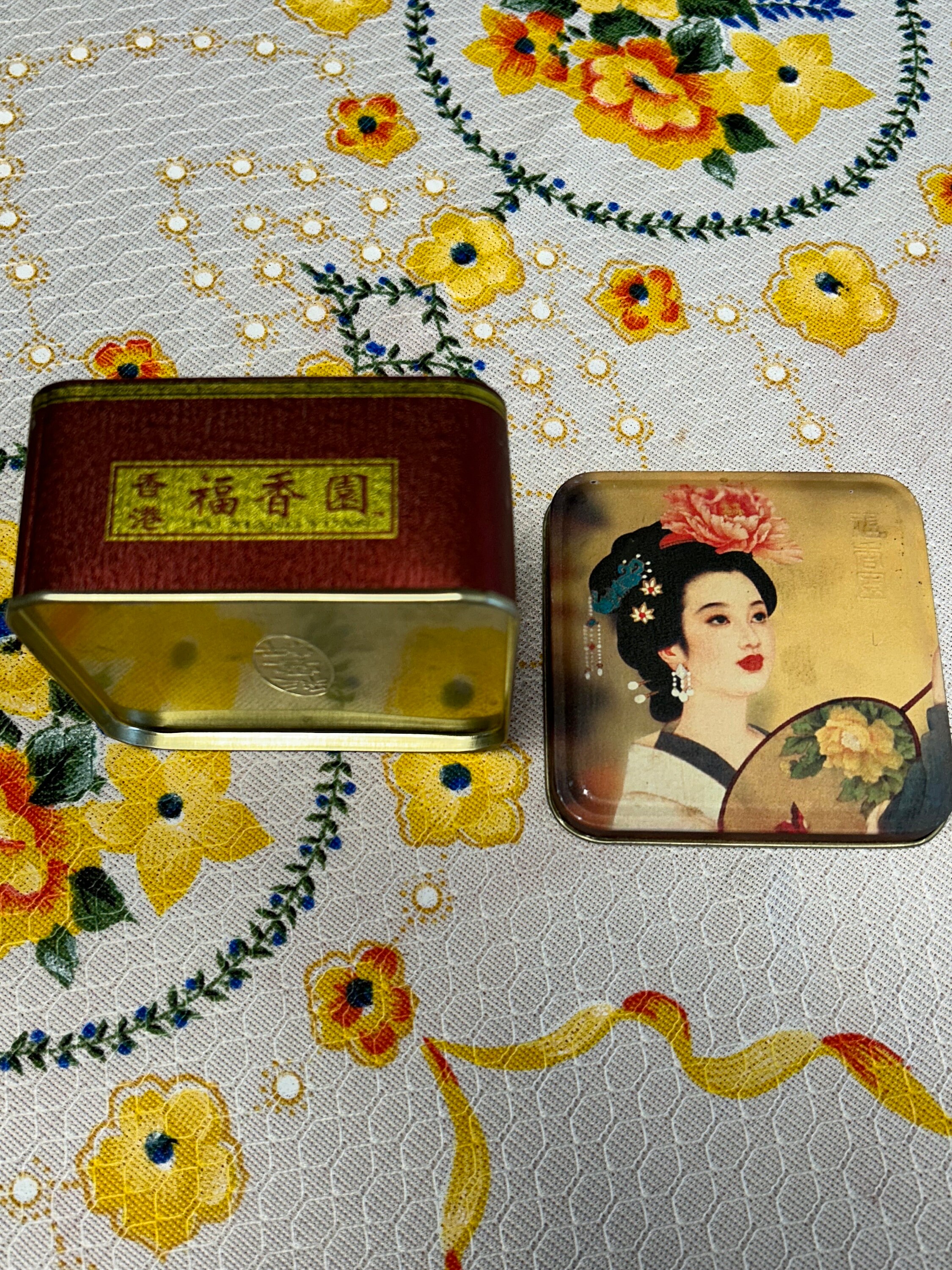 Vintage Tin Beautiful Giesha , Empty Tin Hong Kong Fu Xiang Yuan Moon ...