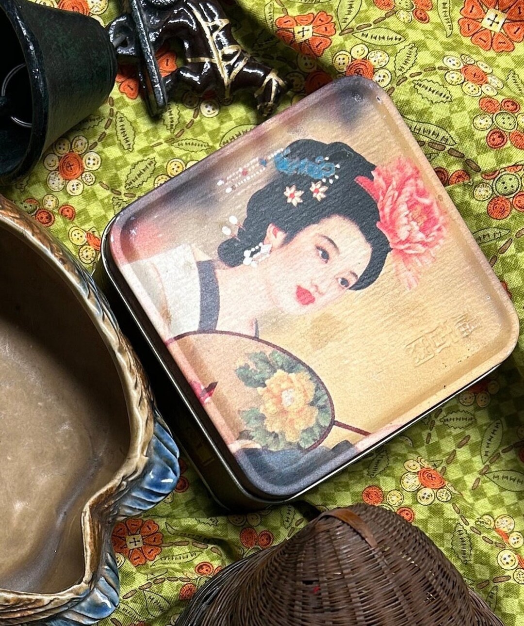 Vintage Tin- Beautiful Giesha , Empty Tin Hong Kong Fu Xiang Yuan Moon ...
