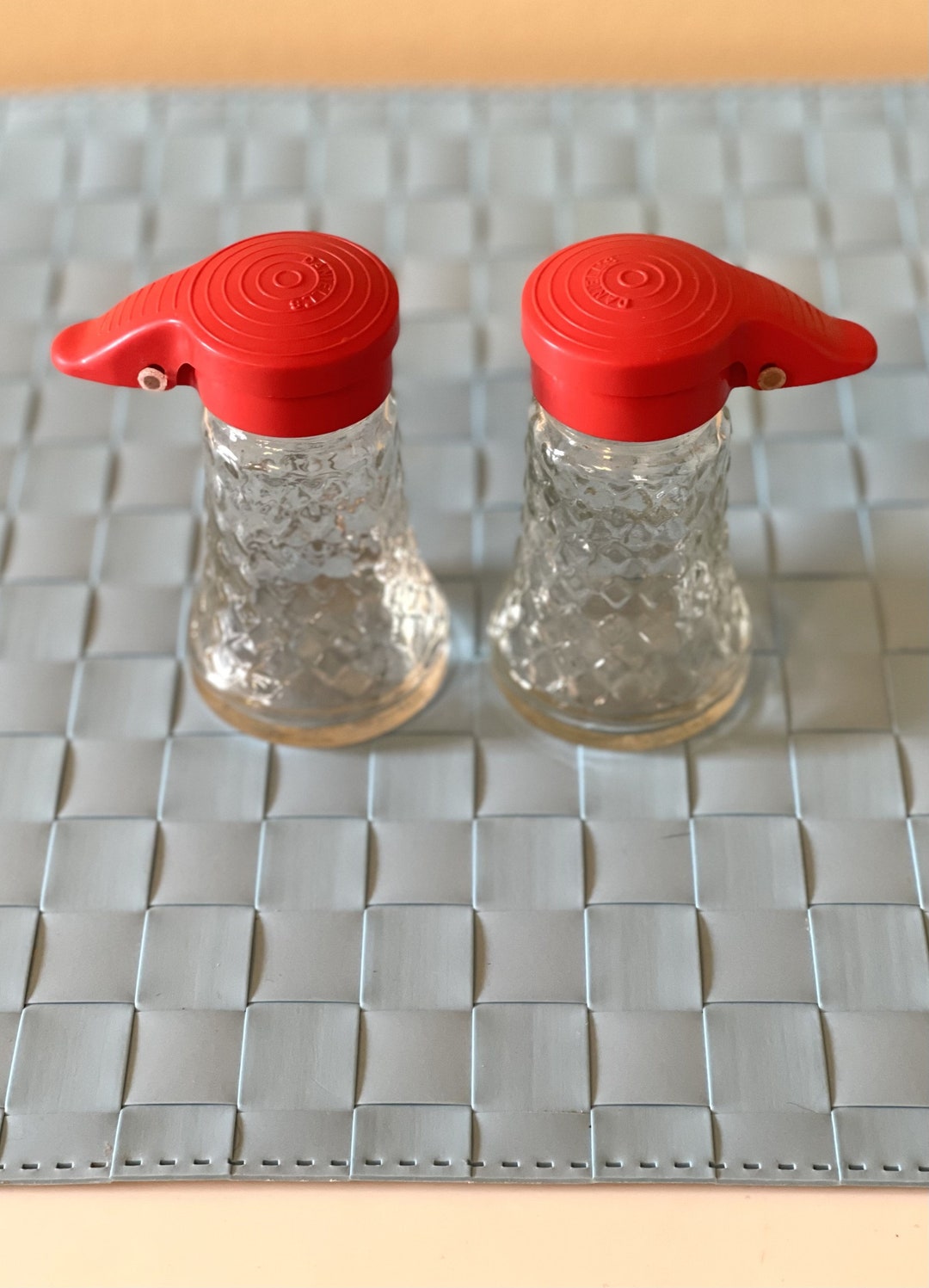 Vintage 1950 Daniells Salt & Pepper Red Top Glass Flip Top Shakers - Etsy