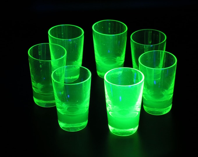 Uranium Glas / Ouraline Glass / Uraline Glass - 7 Oude Druppelglaasjes ...