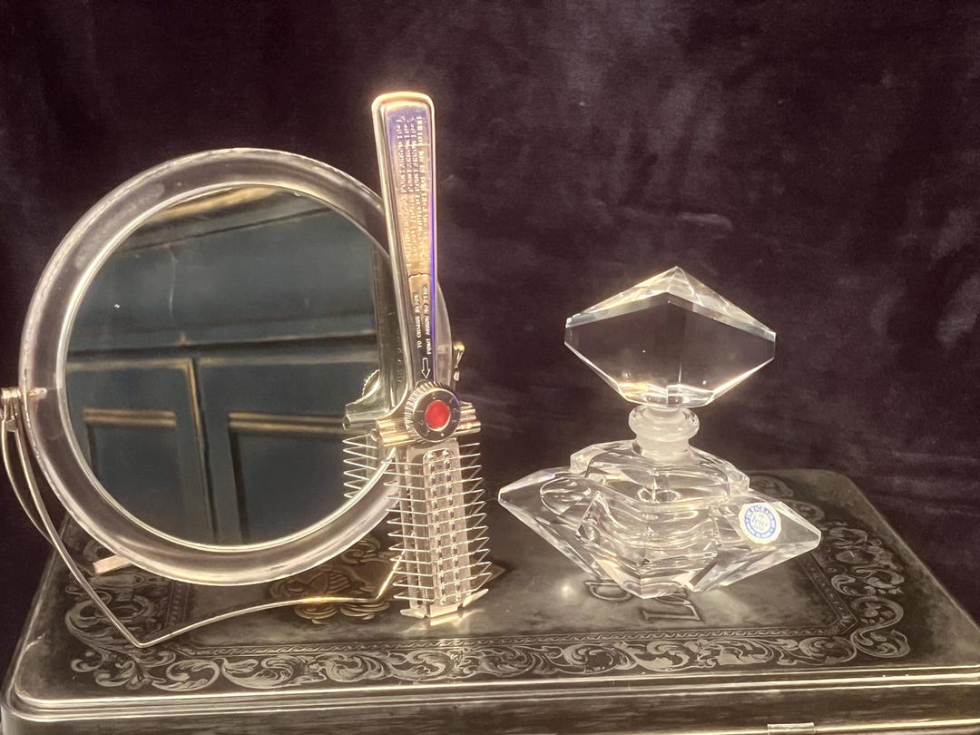 Vintage Vanity Decor; Vintage Barber King Razor; Vintage 2 Sided Lucite ...