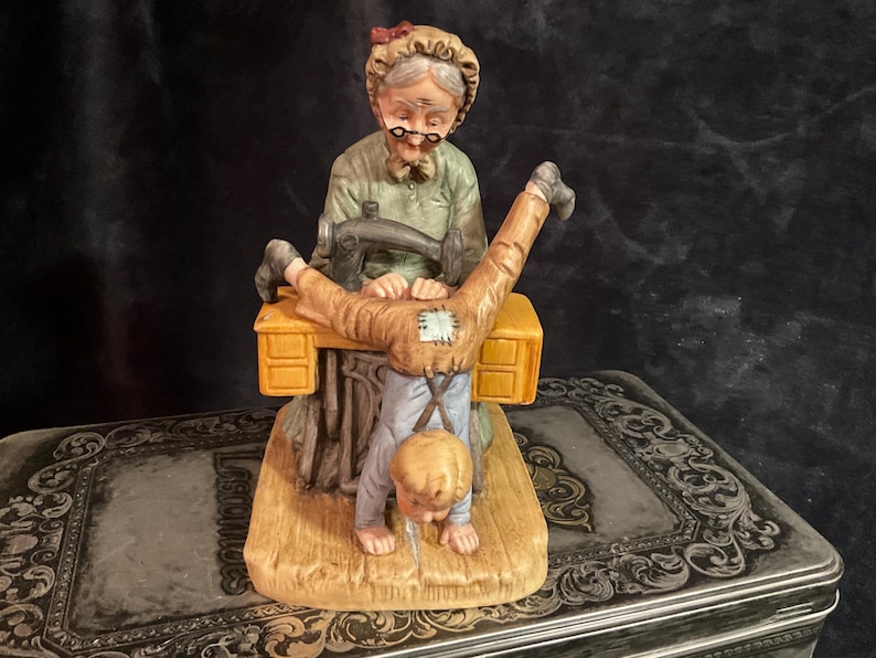 Vintage Lefton “A Stitch in Time” Figurine 5592; Napcoware Porcellane D ...