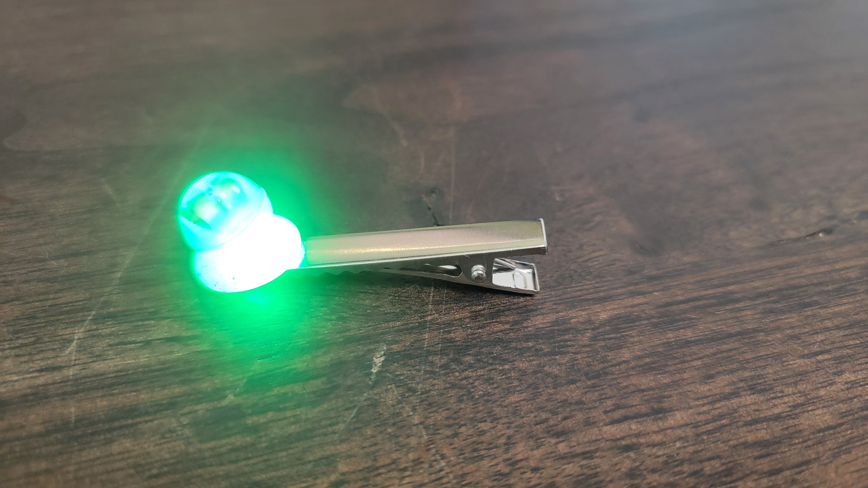 Radiant Color-changing Flashing Light Clip: Eye-catching Flashing Light ...