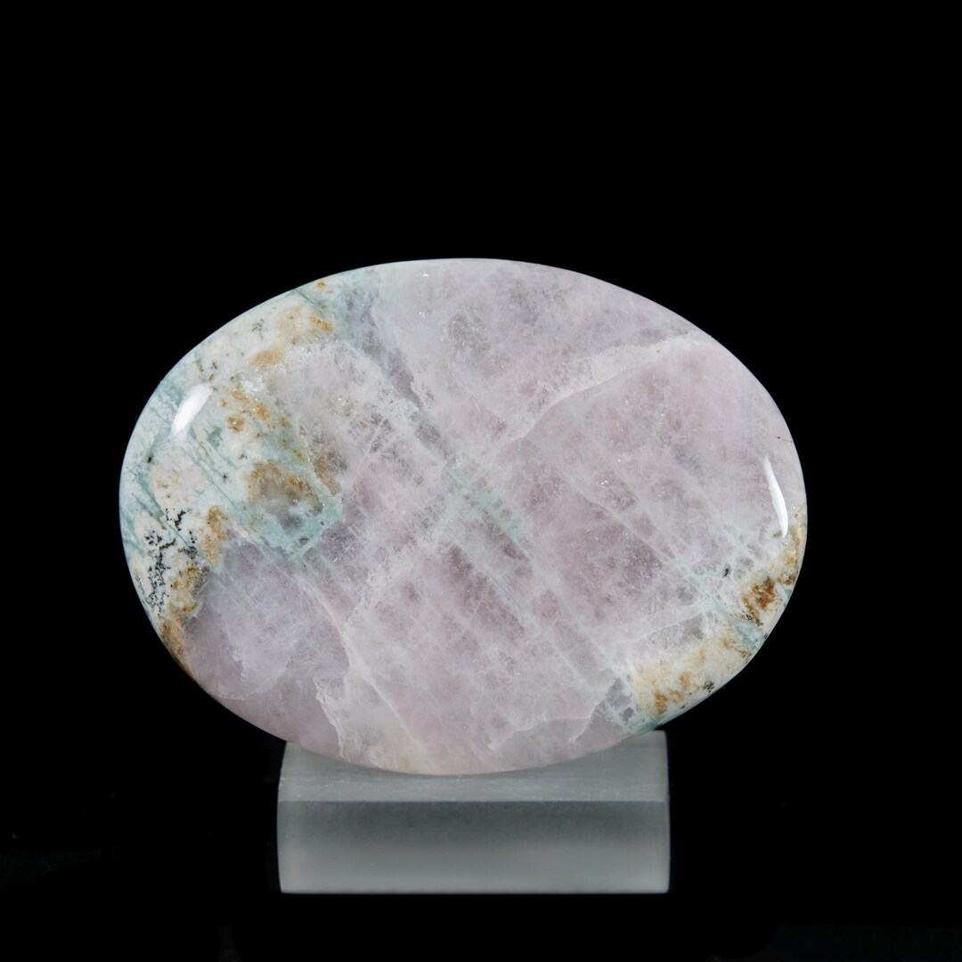 Fluorescent Hackmanite With Tenebrescence Effect.color Change ...