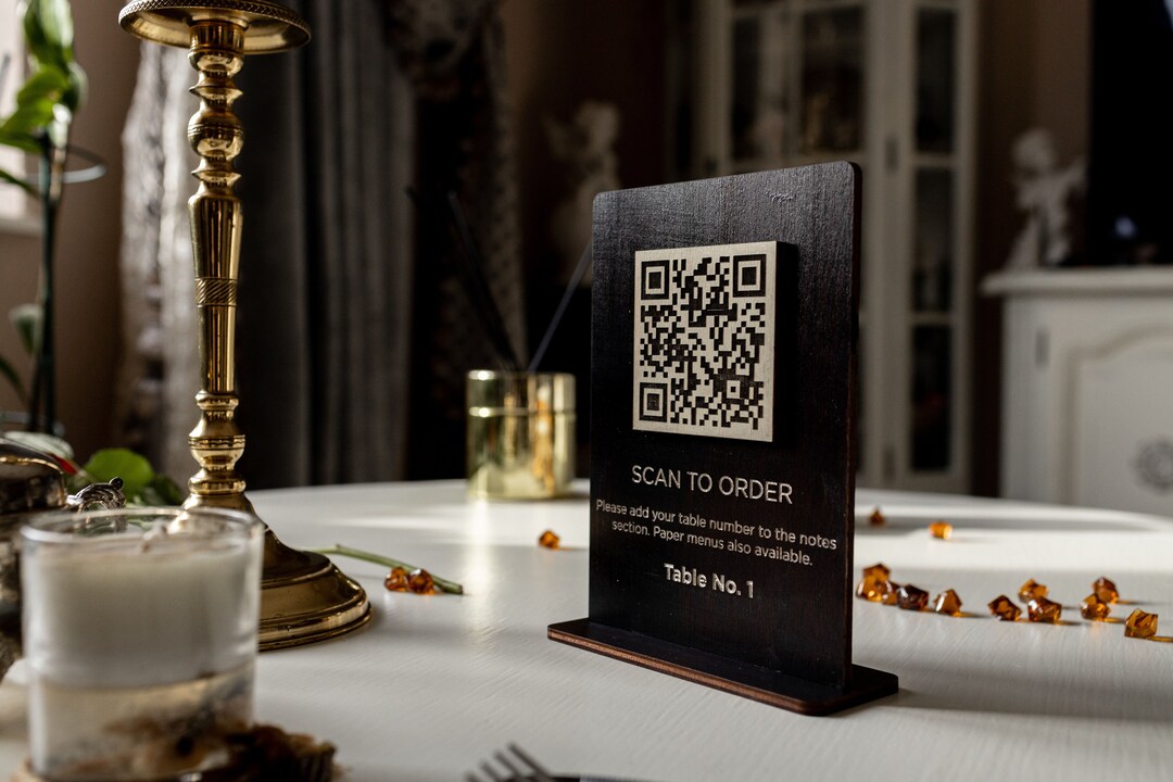 QR-Code-Menüschild, Scan, um Menü anzuzeigen, Holztischmenü ...