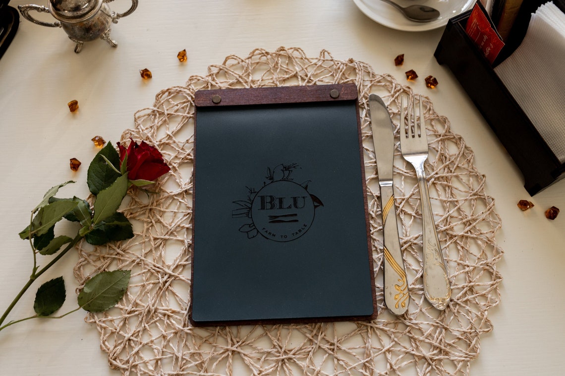 Portamenús de madera A5 con funda de cuero, Portamenús personalizado ...