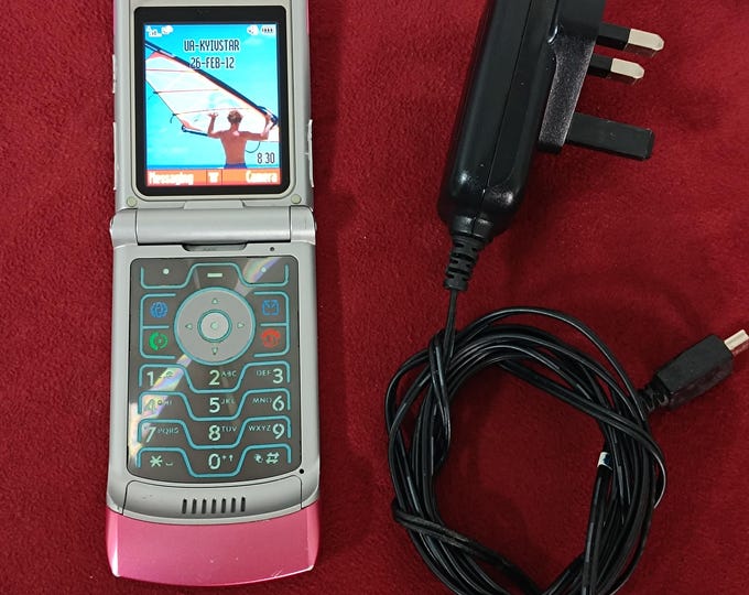 Motorola RAZR V3 Mit Naomi Campbells Signature Limited Edition Hot Pink ...
