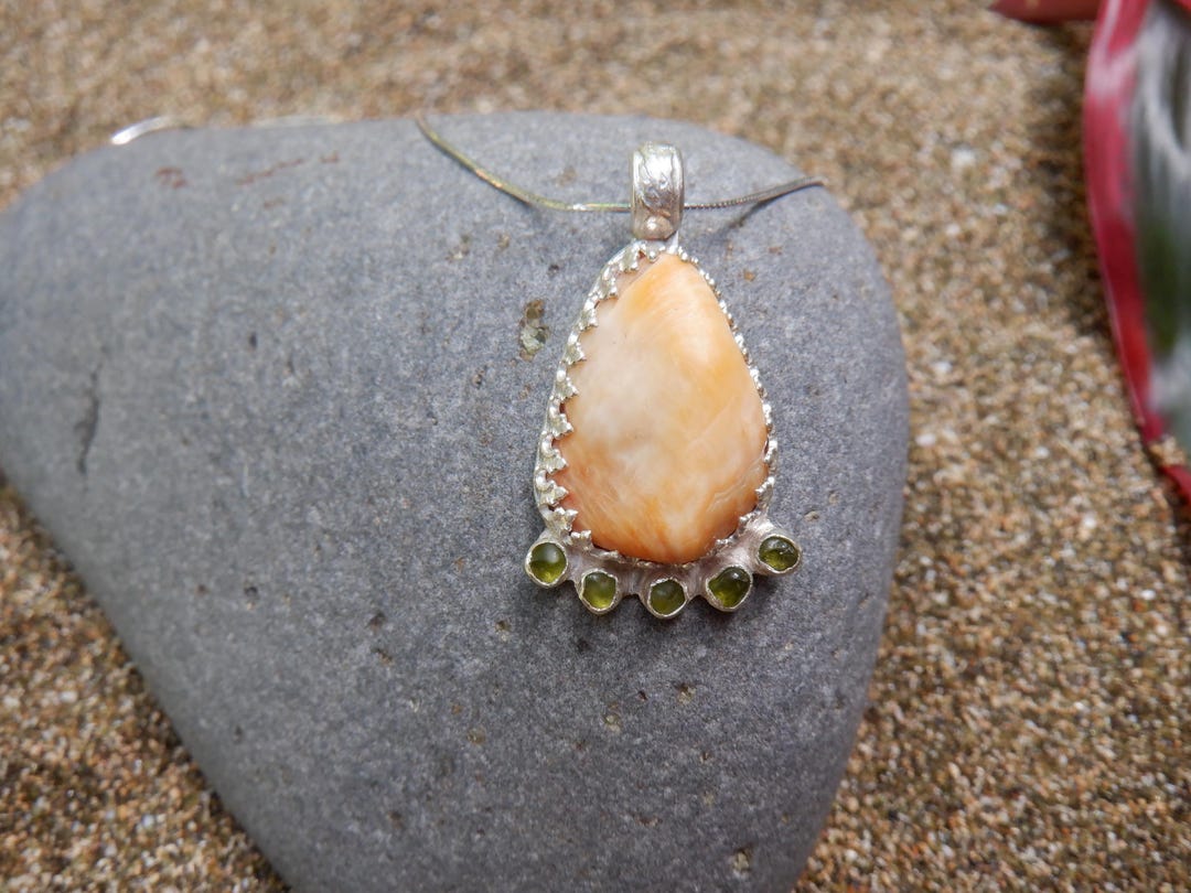 Hawaiian Thorny Oyster / Spiny Scallop Shell Pendant With Olivine ...