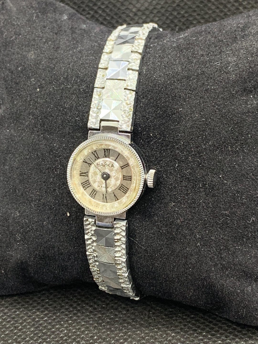 Soviet Vintage Women's Mechanical Wrist Watch Chaika 17 Jewels. USSR ...