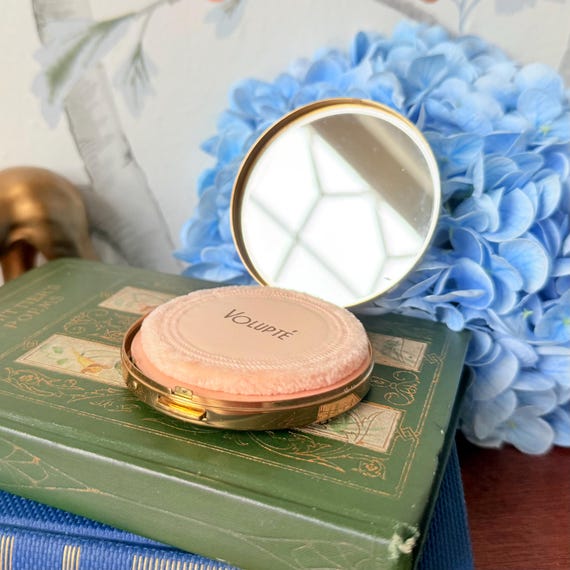 Vintage Volupte Gold Cameo Powder Compact: 1950s Seal… - Gem