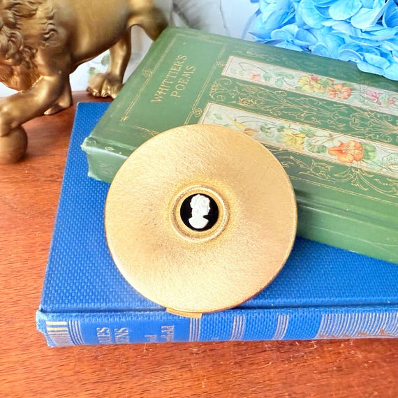 Vintage Volupte Gold Cameo Powder Compact: 1950s Seal… - Gem